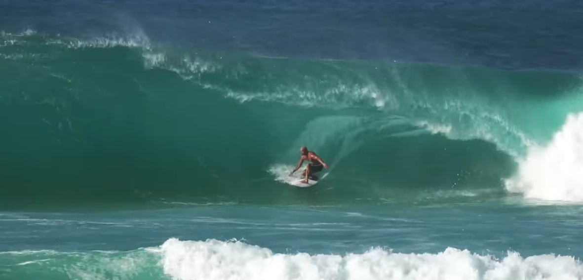 Vidéo : Kelly Slater à plein tubes sur le North Shore