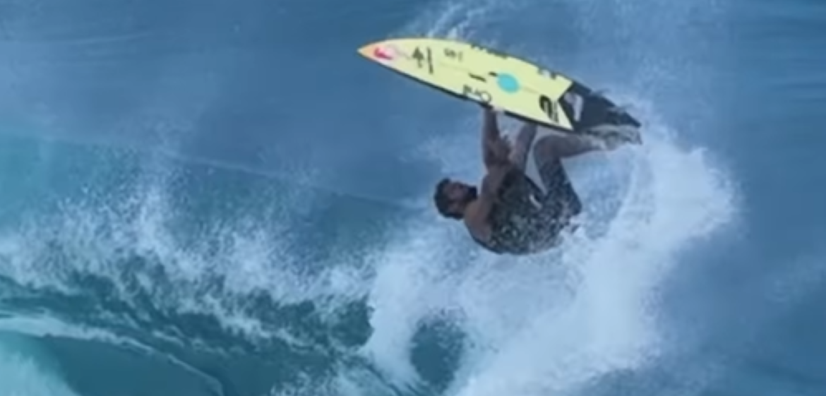 Vidéo : Lucas Chumbo replaque (presque) un double backflip en surf