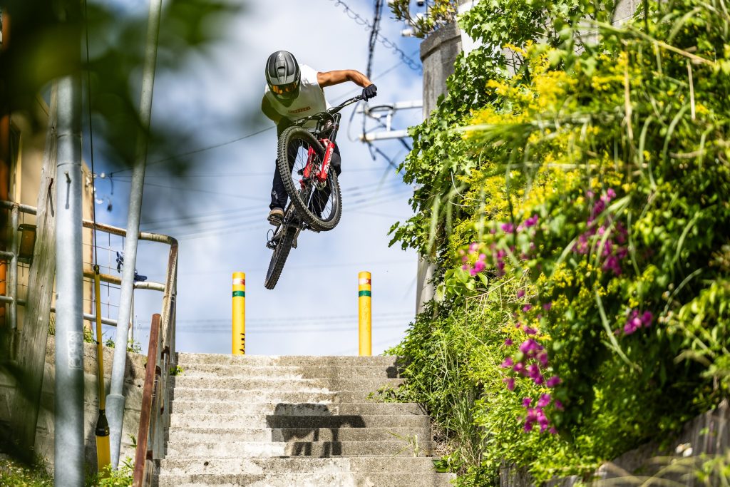 Vidéo : En mode freeride, descente urbaine et trial avec Ayato Kimura