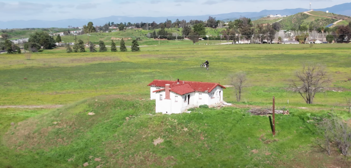 Vidéo : L’edit ultra engagé de Jason Borosky en moto trial