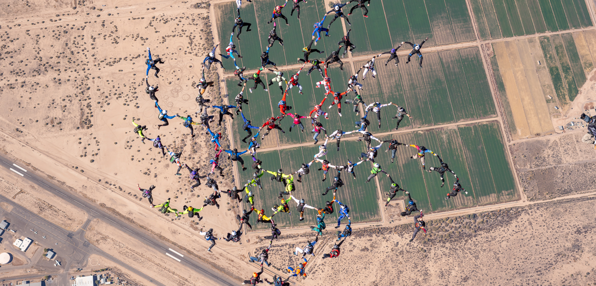 Vidéo : 96 parachutistes battent un record mondial de saut tête en haut