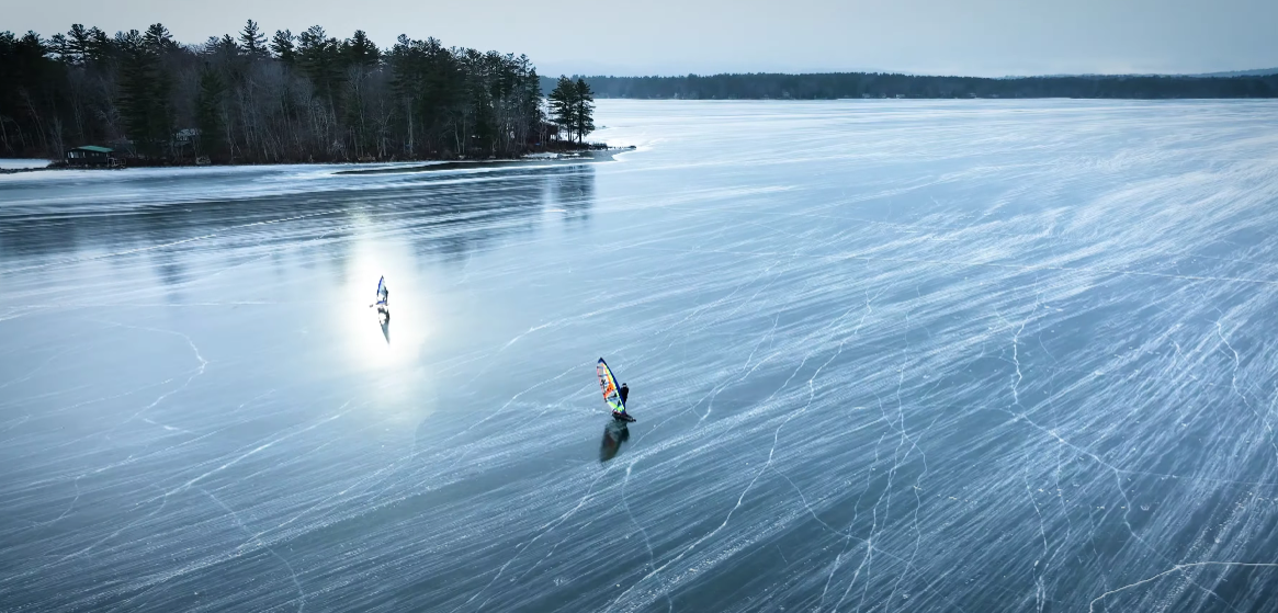 Vidéo : Session ice windsurfing magique sur un lac américain