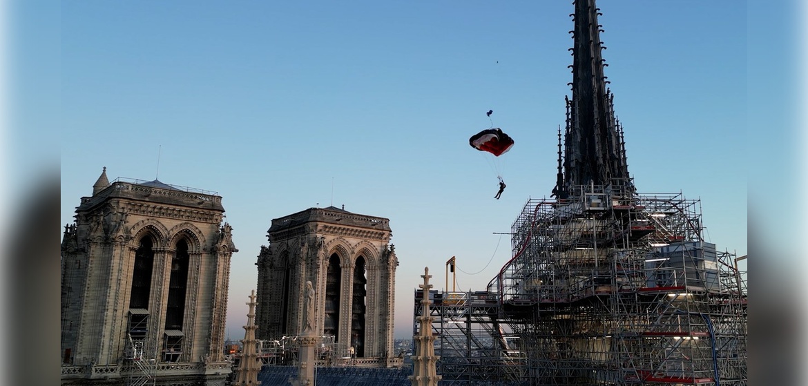 Vidéo : Il saute en base jump depuis la flèche de Notre-Dame et se fait ...