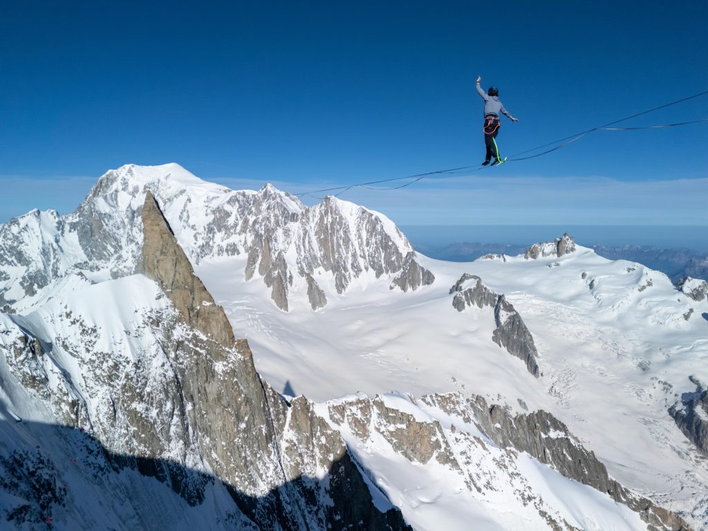 Une highline installée à plus de 4 000 m d’altitude dans le massif du ...